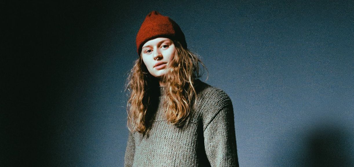girl in red แสดงเพลง "Save Your Tears" ของ The Weeknd - เสพย์สากล